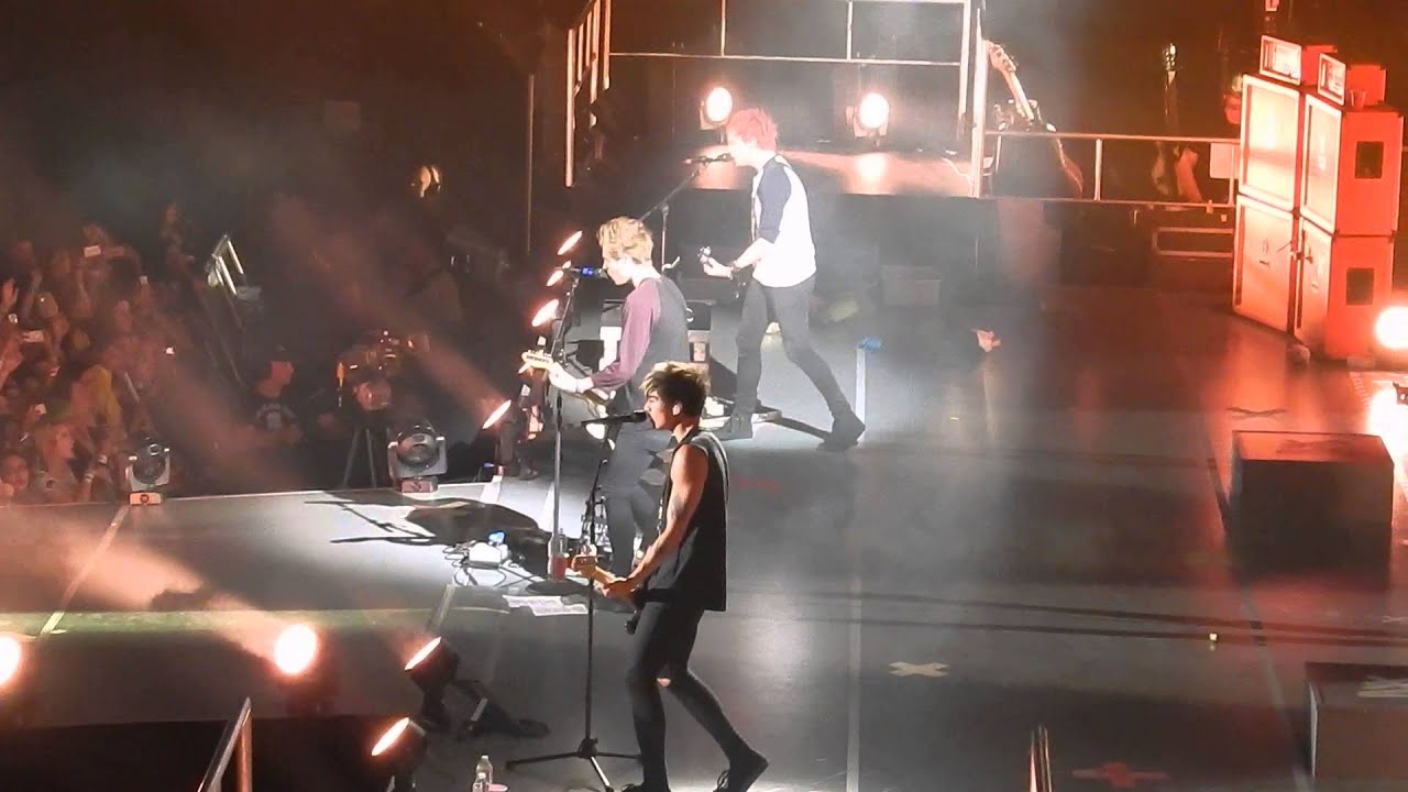 Long Way Home - 5sos @ the Forum 11/16 - YouTube