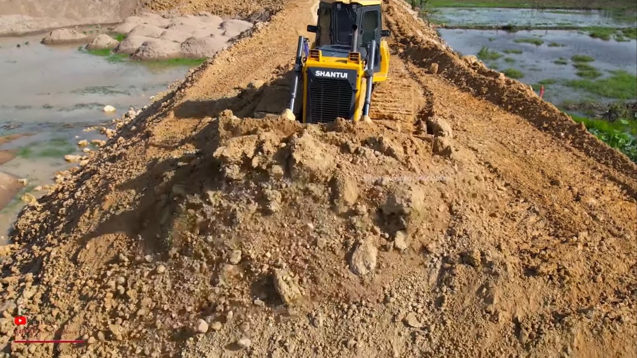 Great Skill Notable Dozer SHANTUI Trimming Land Clear On Road And Build ...