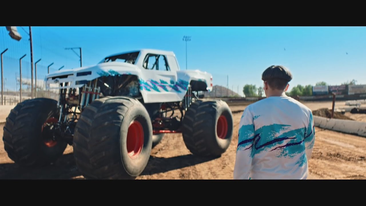 Oliver Tree - All That x Alien Boy [Lyric Music Video] - YouTube