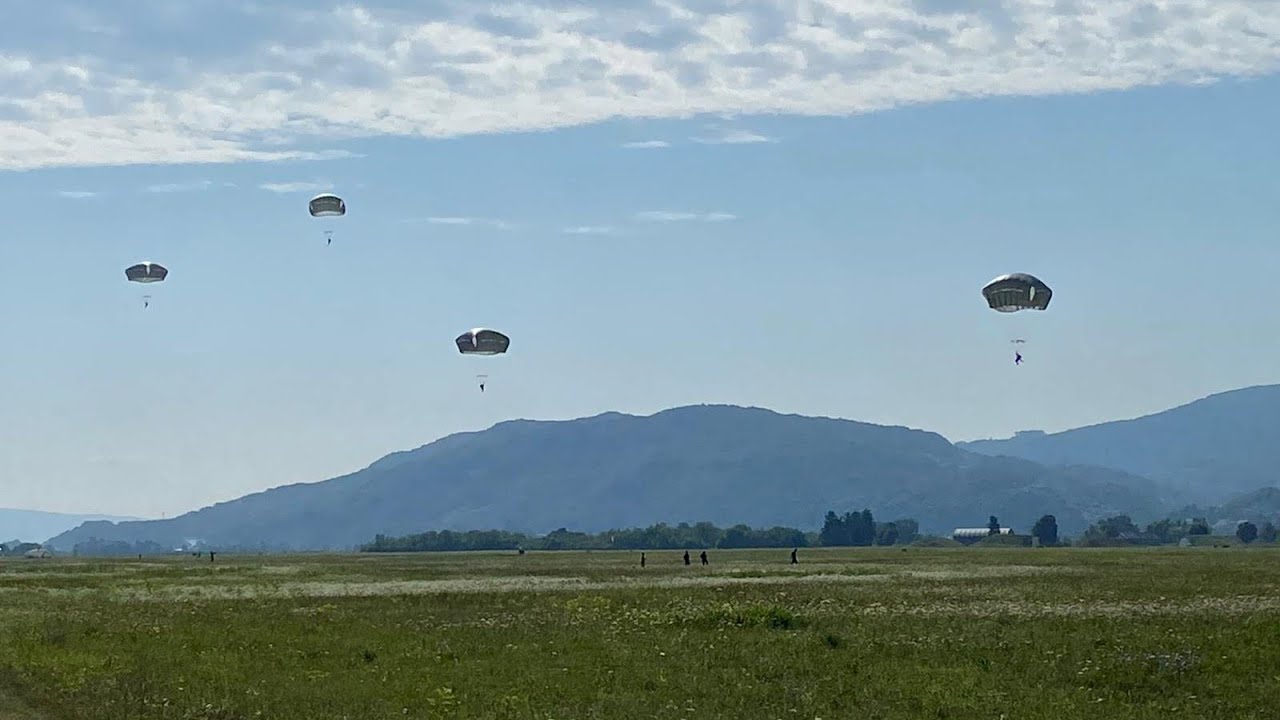Parachuting of the Israeli Defense Forces (IDF) Paratroopers Brigade ...