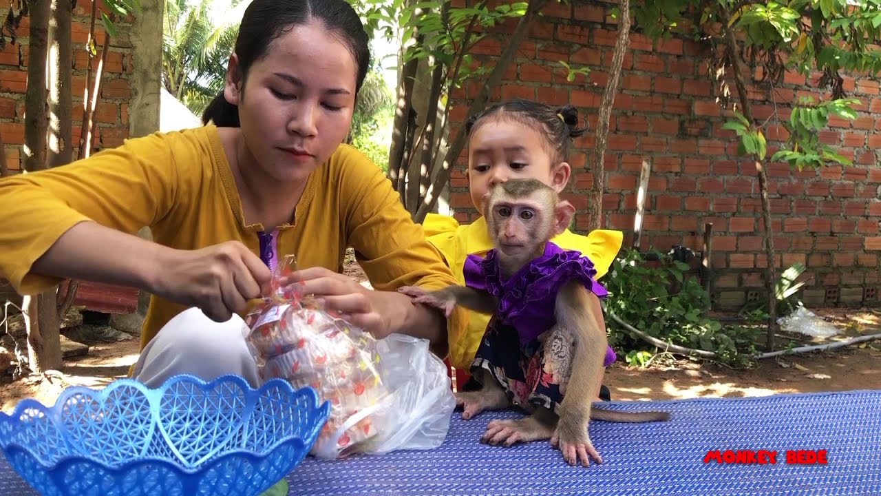 Adorable BEDE & RIDA Enjoy To Eat Spicy Cake With Aunt - YouTube