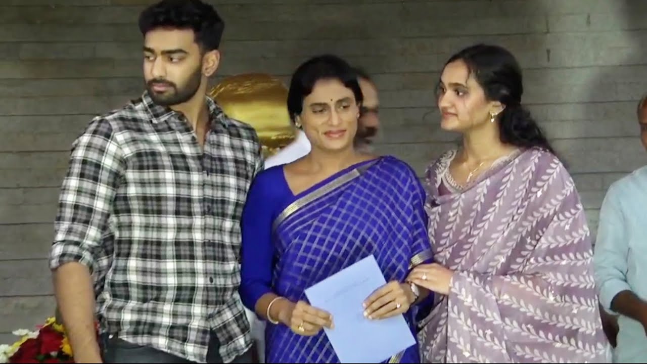 YS Sharmila Family Visits YSR Ghat Idupulapaya | YS Sharmila Son ...