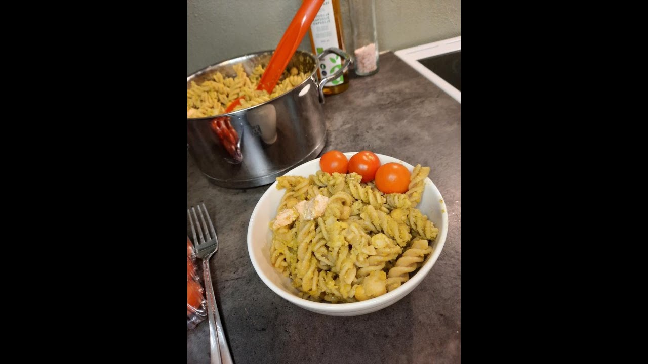 Hvordan å lage Billig Middag (Pasta, Pesto, Kikerter, Laks og Tomater ...