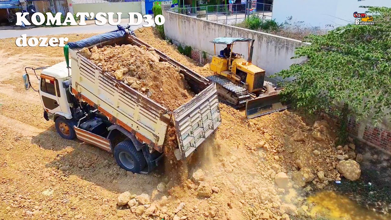 KOMAT'SU D30 dozer pour soil in to the dry fild with 5ton dump truck ...