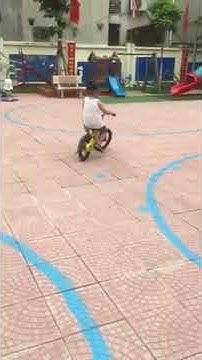 Huy Hoàng bike 4 Tuổi biết đi xe đạp lanQ1641 nhập khẩu - YouTube