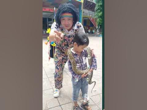 5 year old boy carrying a huge python😬😬😬 - YouTube