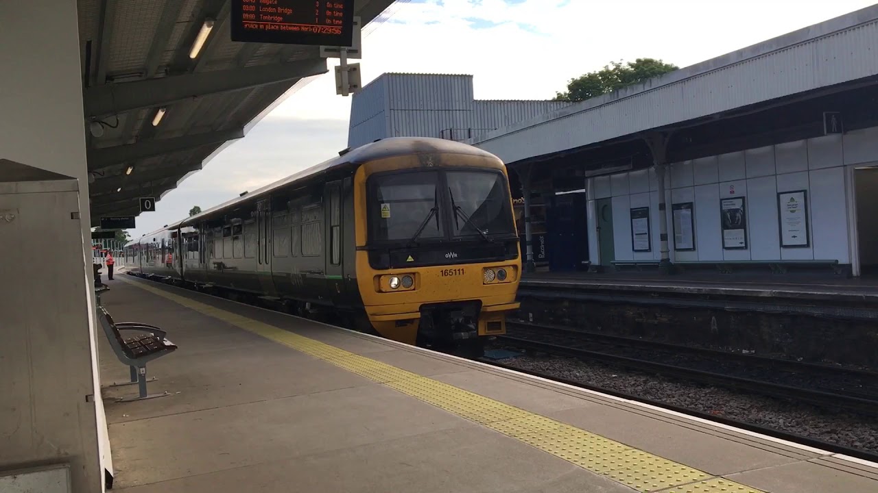 Great Western Railway Class 165 DMU Turbo departing Redhill for Reading ...