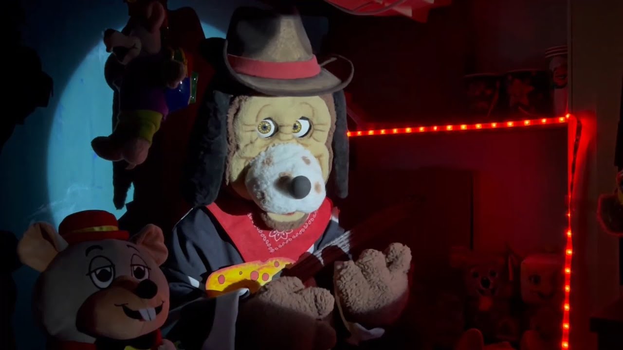 9 to 5 Homemade Chuck E. Cheese animatronic Jasper T. Jowls - YouTube
