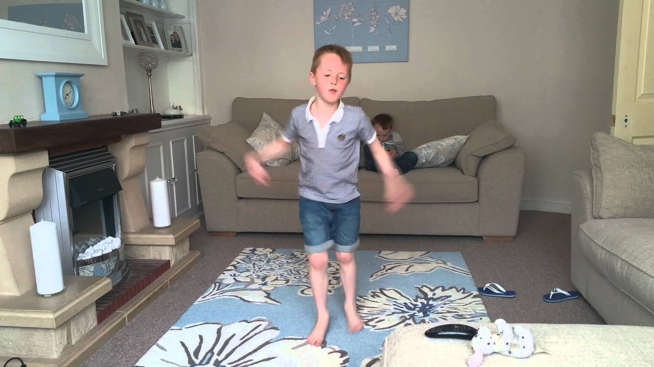 Harry dancing - YouTube