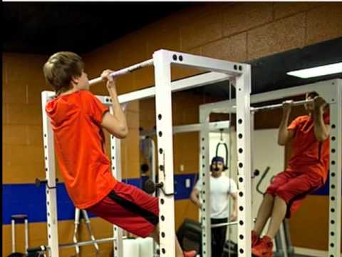 Justin Bieber and his muscles ;) - YouTube