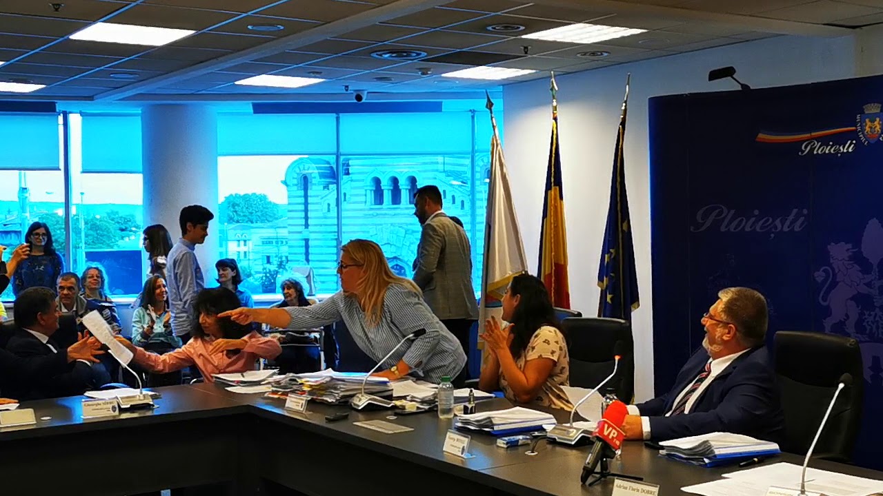 Elevii de 10, premiati de Primaria Ploiesti - YouTube