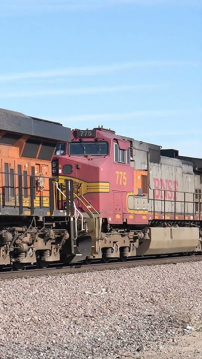 RAILFANNING SHORTS BNSF 8068 EB MP 733 NEEDLES SUB 12-2-2023 #bnsftrains #bnsf #railfaning - YouTube