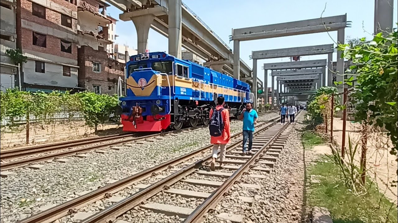 Brand New loght Loco 6619 skipping Tejgaon Rail Station || GT42AC 6619 ...