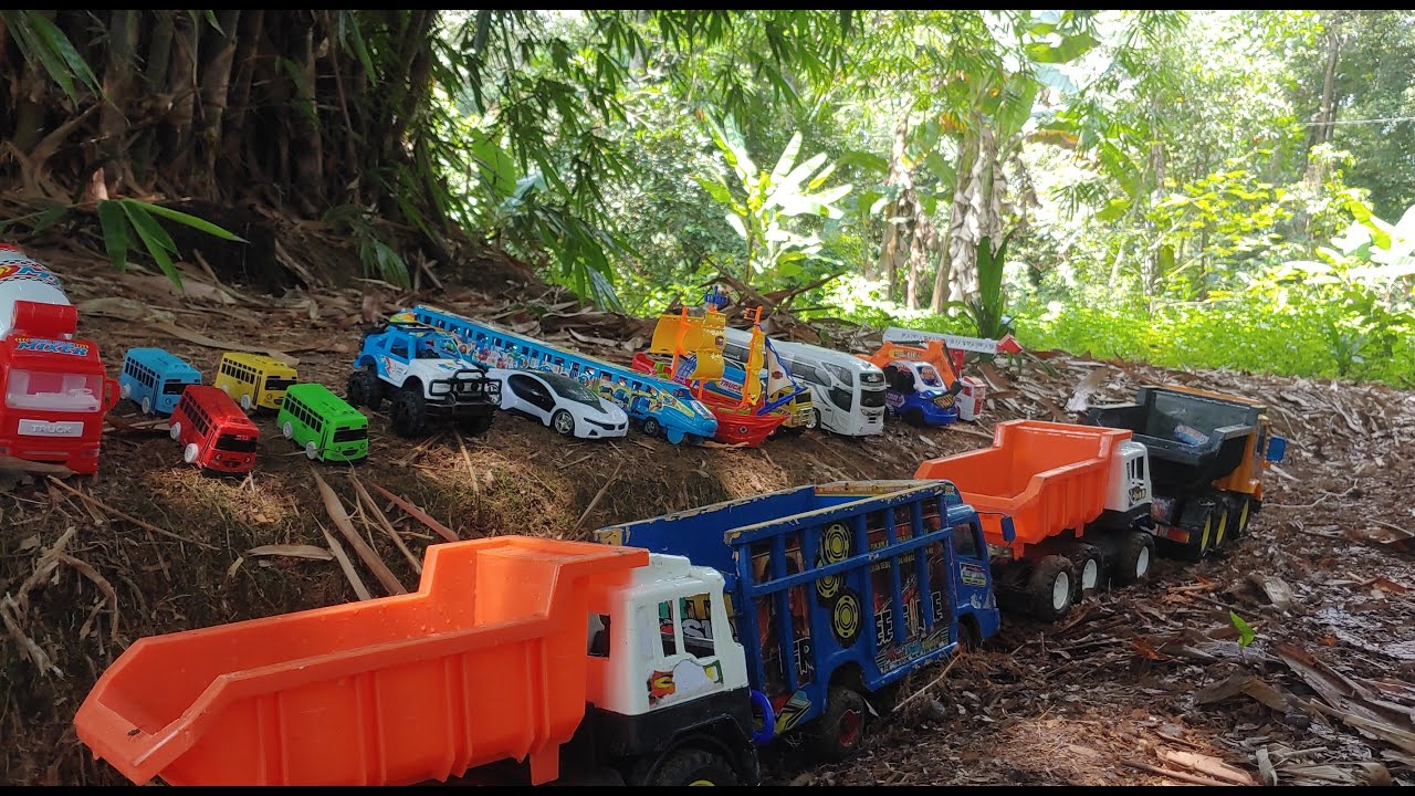 mobil truk gandeng panjang mengangkut mobil mainan penuh dengan mobil ...