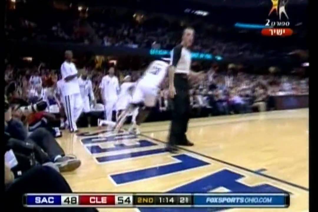 [BB] LeBron James breakaway windmill dunk vs Kings 3/28/10 - YouTube
