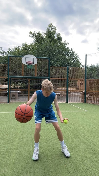 L’entraînement du dribble au basketball 🏀 avec ballon et balle de ...