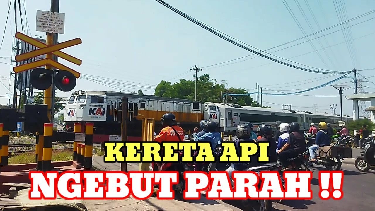NONTON KERETA API NGEBUT DI PALANG PINTU PERLINTASAN KERETA API JALAN ...