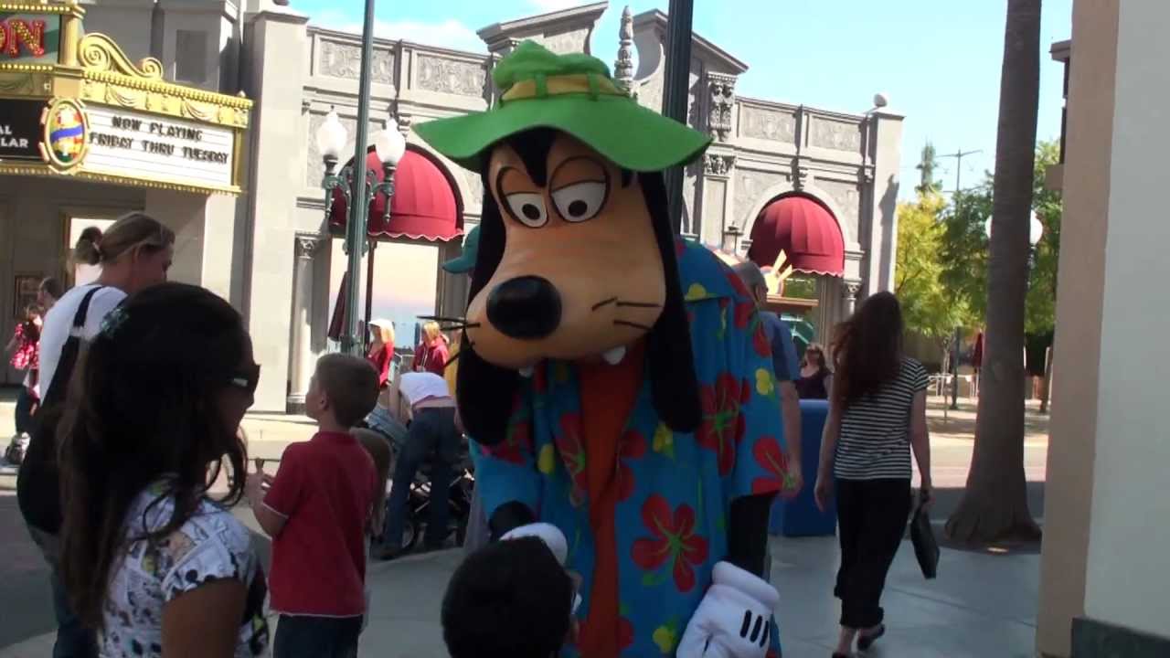 DISNEYLAND MEETING GOOFY 2013 ( HD ) - YouTube