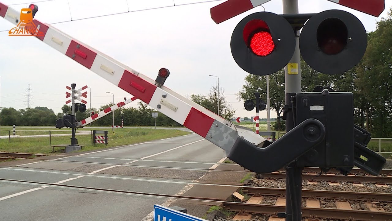 DUTCH RAILROAD CROSSING - Dalfsen - Westeinde - YouTube