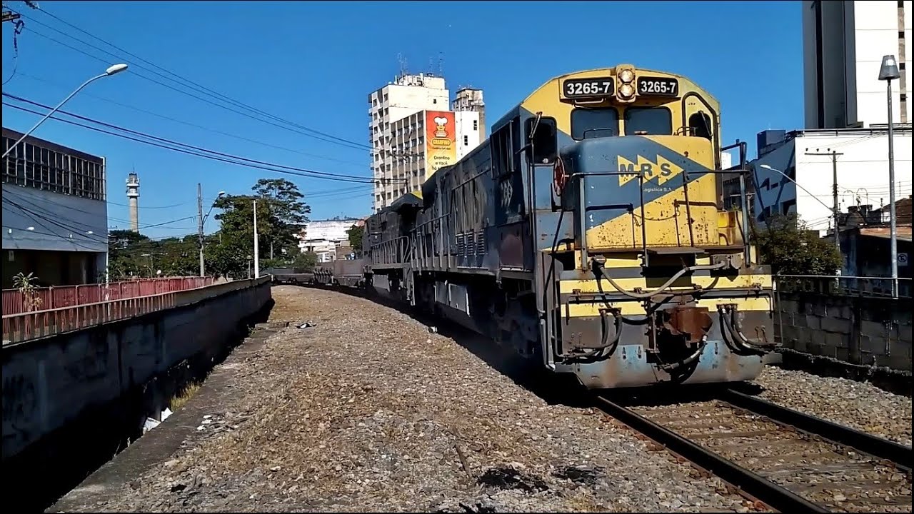 GE U23-C e GE C44-EMi liderando trem prefixo KPC com vagões plataforma ...