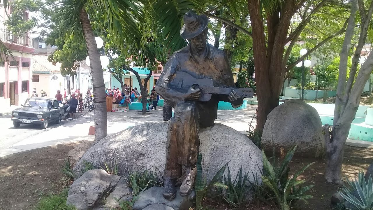 ESTATUA DE BRONCE:HOMENAJE al tres instrumento musical de CUBA. - YouTube
