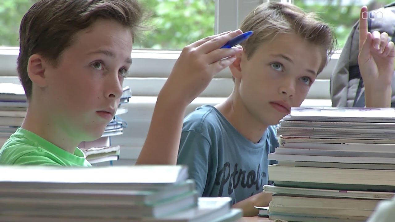 Eerstejaars stappen eindelijk grote school binnen: “Spannend!” - YouTube