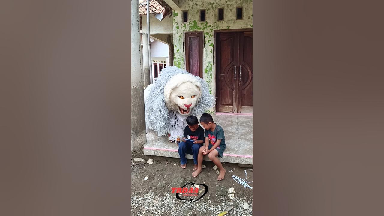 Kaka adik lagi mabar game di gigit can macanan - YouTube