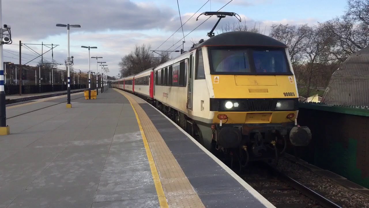 Greater Anglia Class 90 Set Passes Finsbury Park working 5L54, 22/03/18 ...