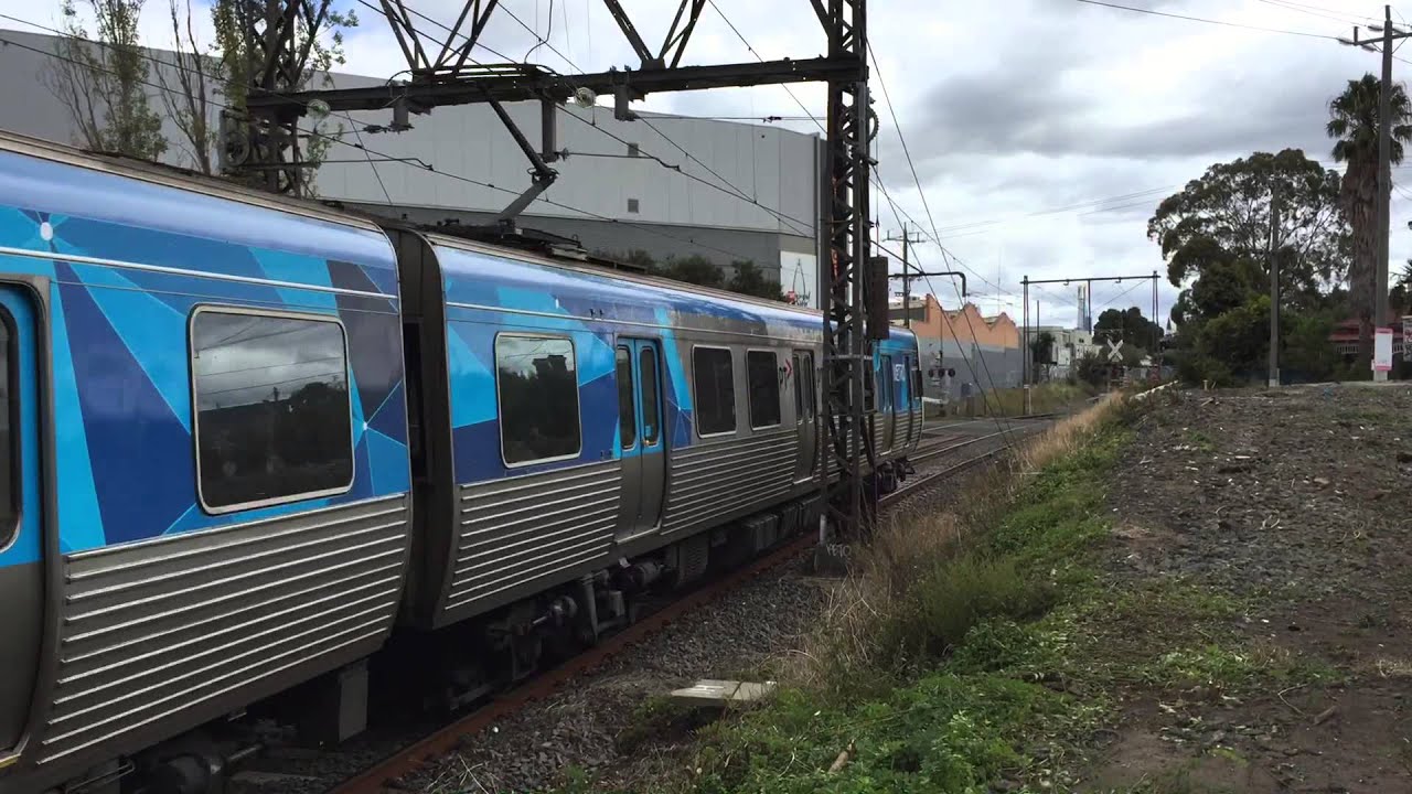 Windsor Train Arriving (Comeng Metro Outbound Sandringham Line) - YouTube