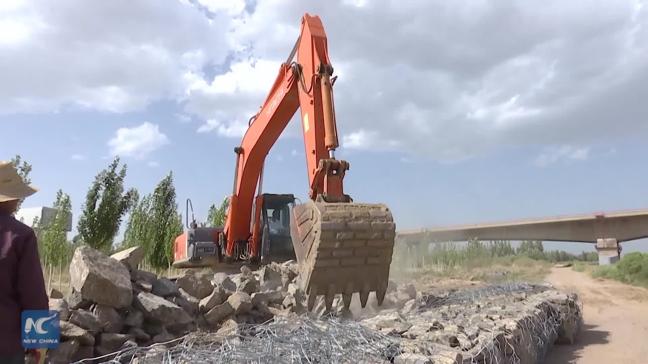 Flood damage repairs on Yellow River embankment section in N China ...
