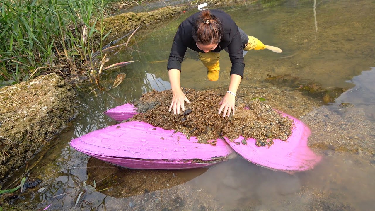 The girl picked up the sparkling pink clams, and the charming pearls ...