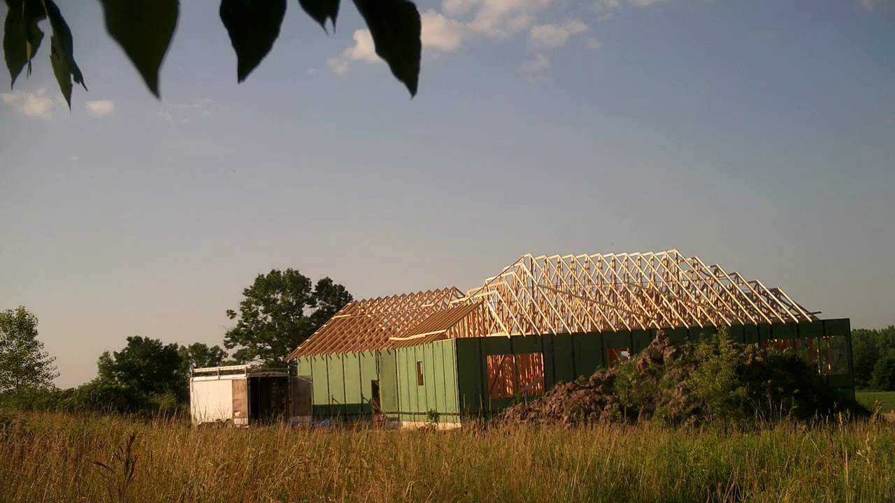 Homestead Hideaway: Roof truss time-lapse - YouTube