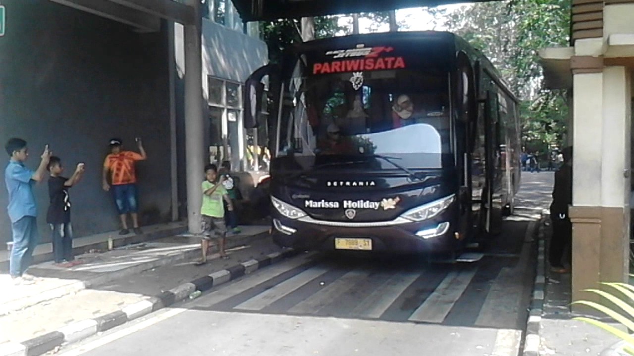 Telolet Bus Marissa Holiday di Poris - YouTube