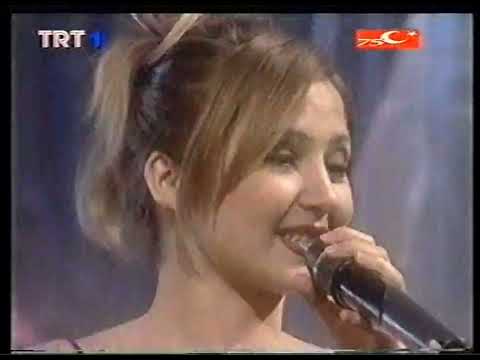 Part of unknown music TV show. Pınar Aylin - Yasaksa. TRT 1 (Turkey ~1998.12)