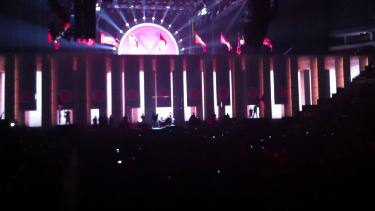 Roger Waters Machine Guns Portland - YouTube