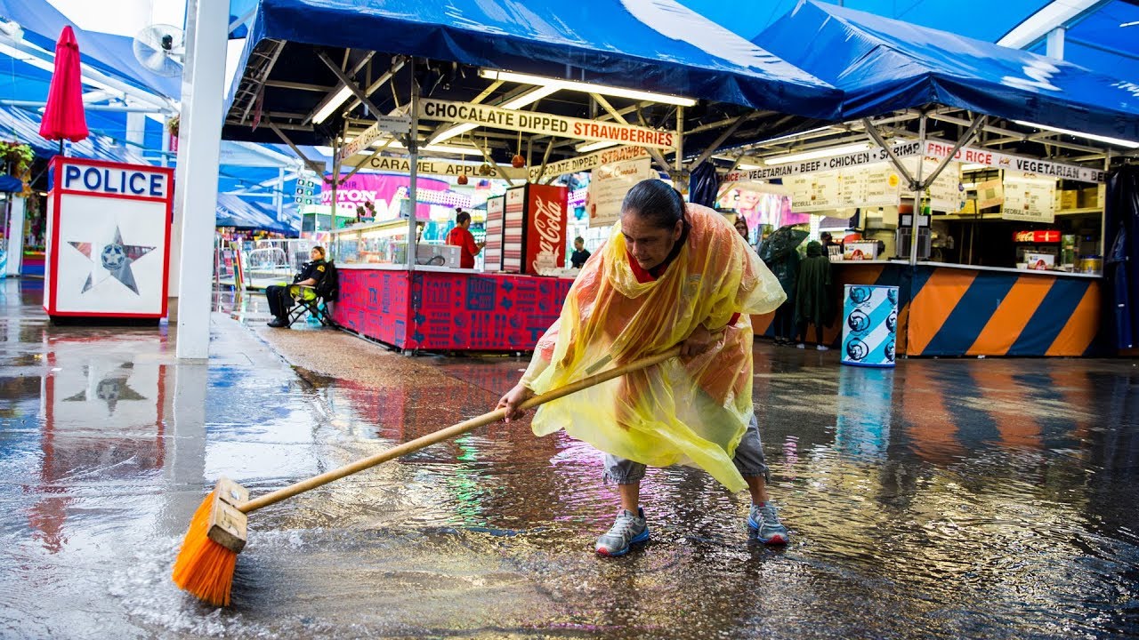Storms soak the State Fair of Texas, but fairgoers revel anyway - YouTube
