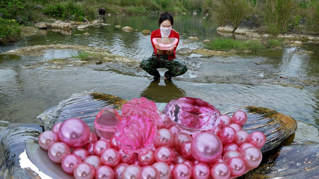 💎🎁The girl pried open the giant clam, which was filled with charming ...