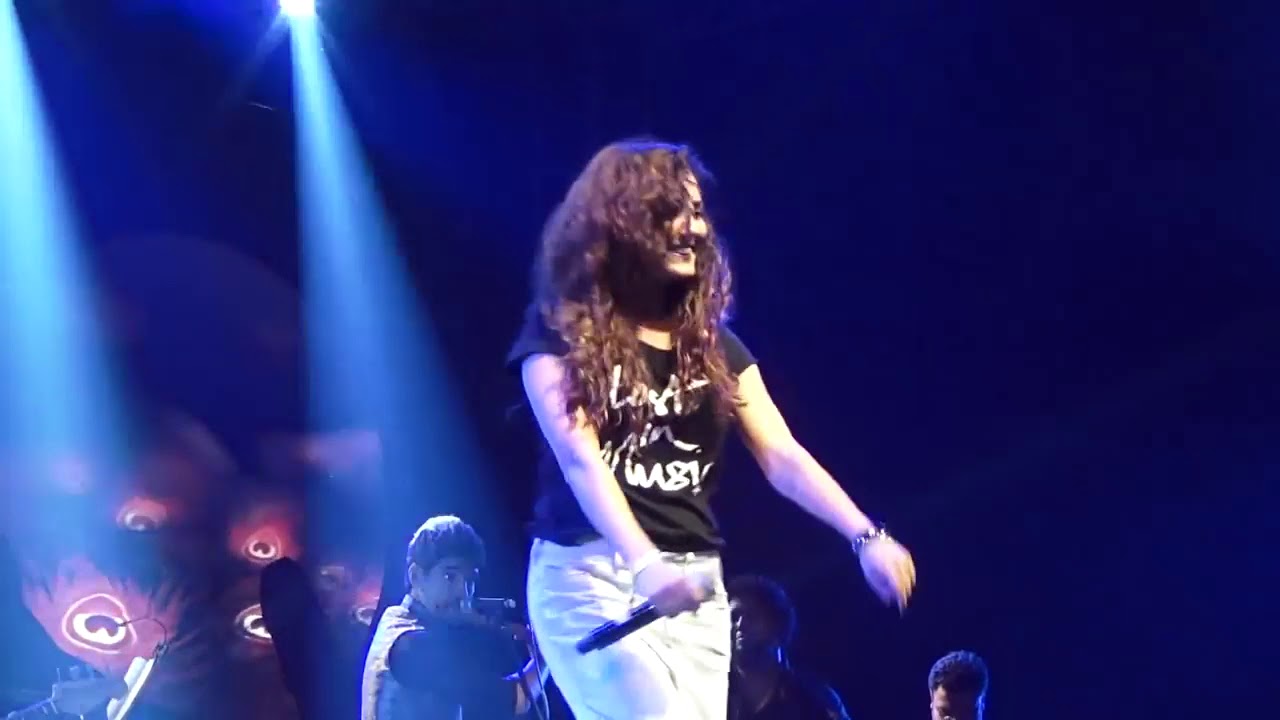 Neeti mohan cute | live concert performance - YouTube