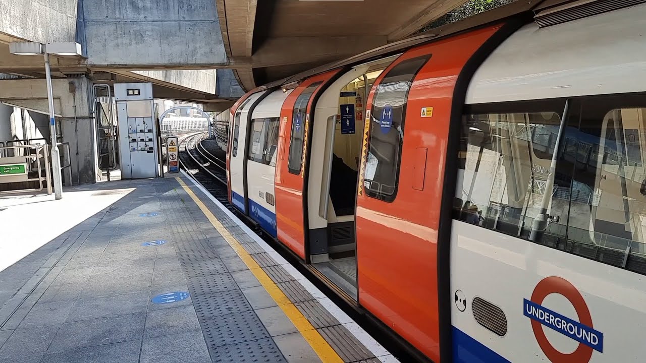 Jubilee Line 1996TS Stock In Canning Town | 1996 Stock | 1996 stock ...