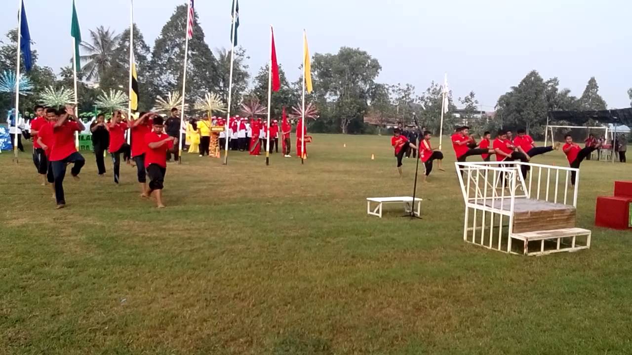 PERSEMBAHAN SILAT SMK RAJA LOPE NOR RASHID - YouTube
