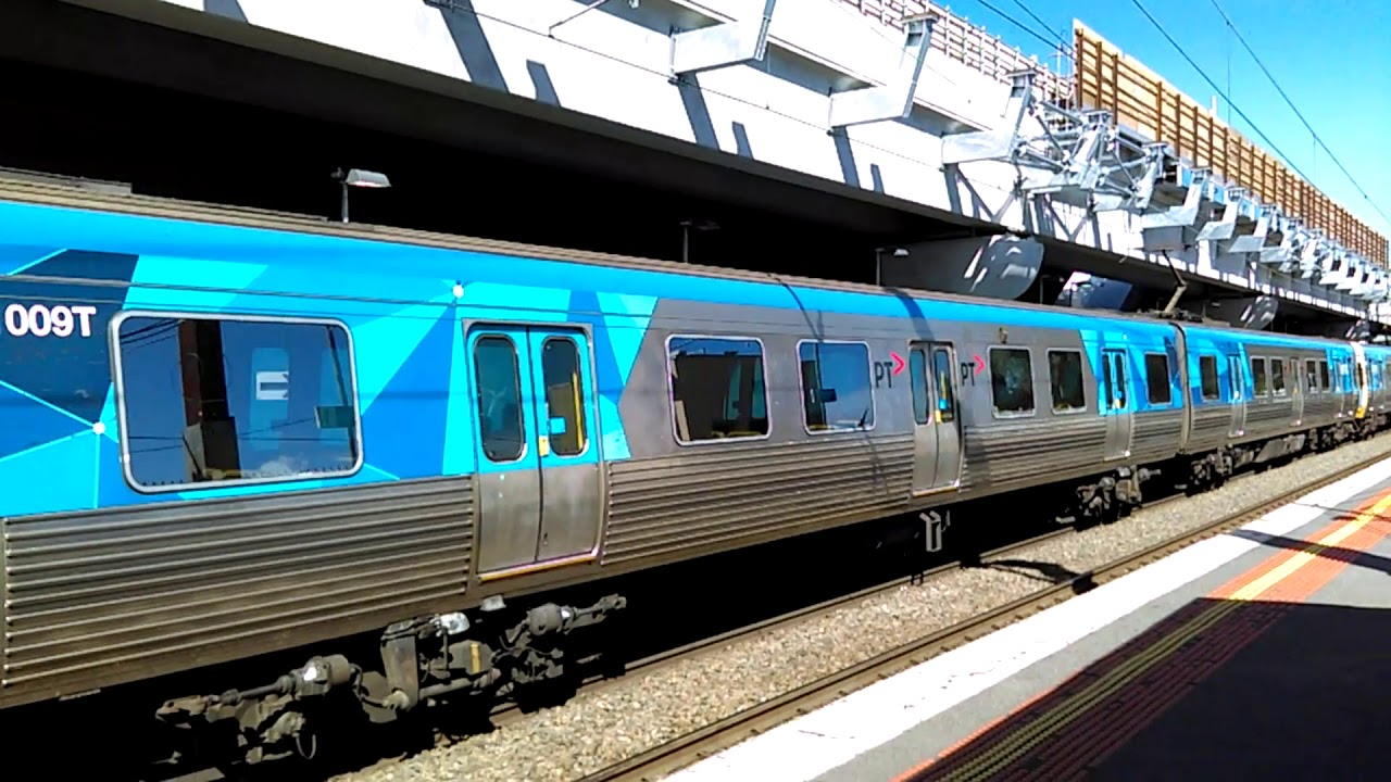 Comeng trains in Clayton on New Year's Day 2018 - Metro Trains ...