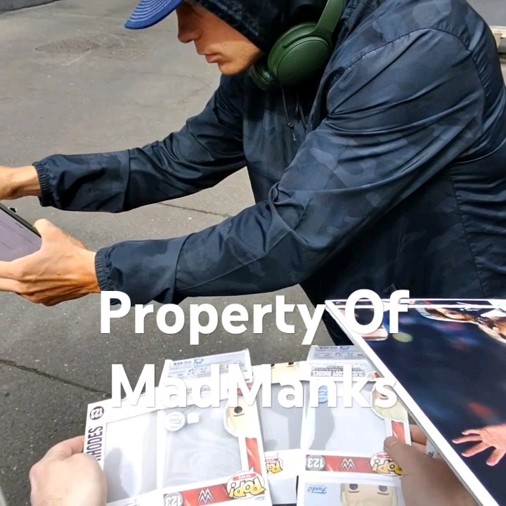 Newly Crowned Wwe Champion Cody Rhodes Signing Autographs for his ...