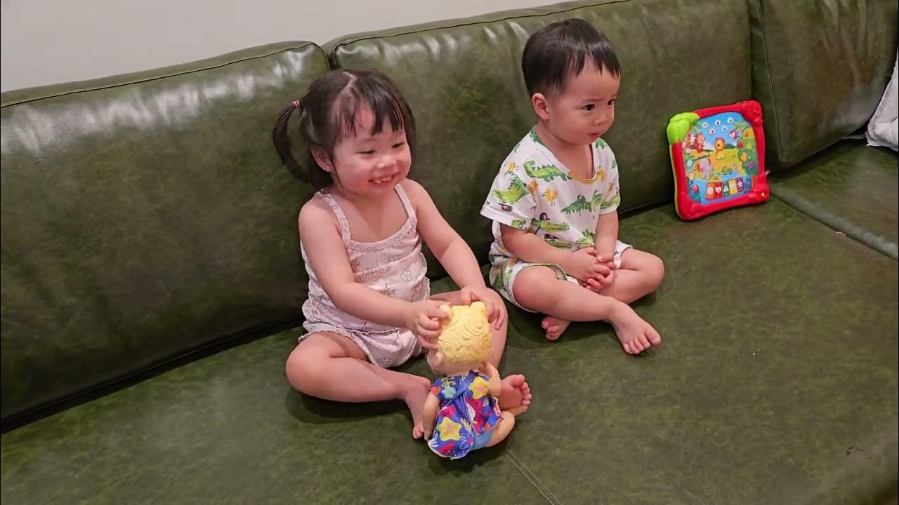 Huy Nhi vui vẻ xem clip và học tiếng Anh khi chỉ mới 02 tuổi - YouTube