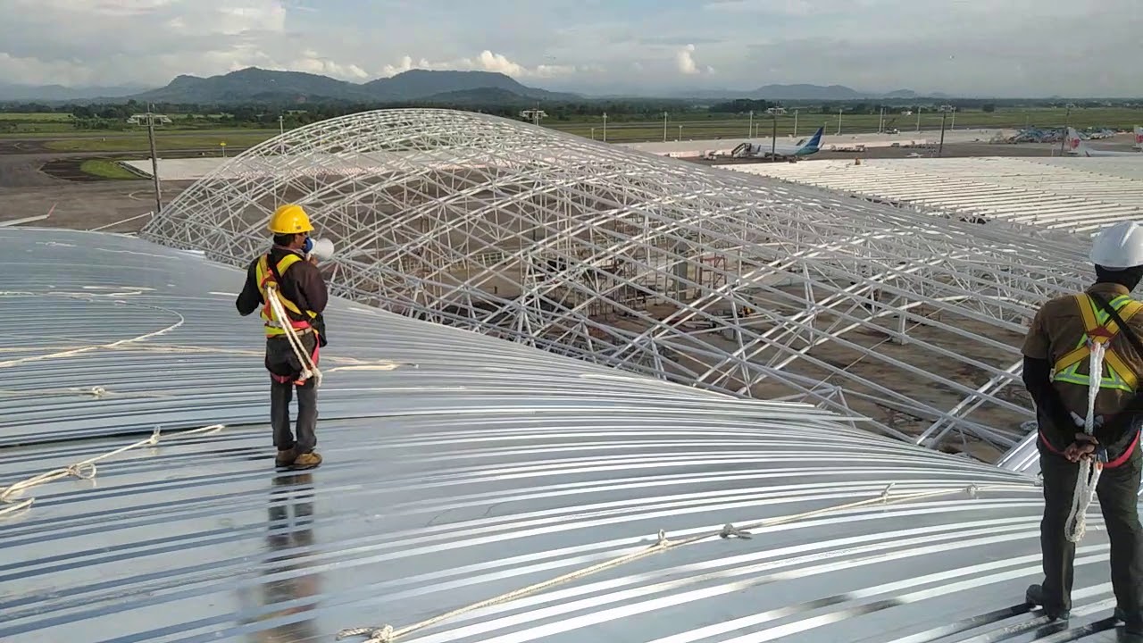 Pemasangan atap bandara PT. UTOMODECK - YouTube