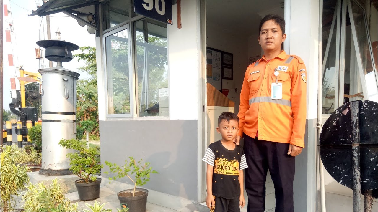 Ketemu Petugas PJL Ramah di Baron Nganjuk|| Railroad Crossing #zidanfamilyreborn #keretaapi ...