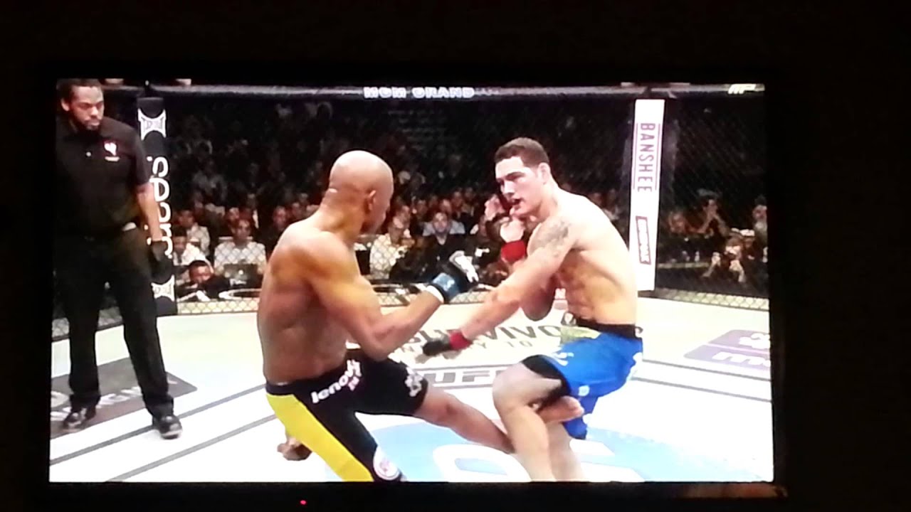 Anderson Silva breaks leg with a kick. - YouTube