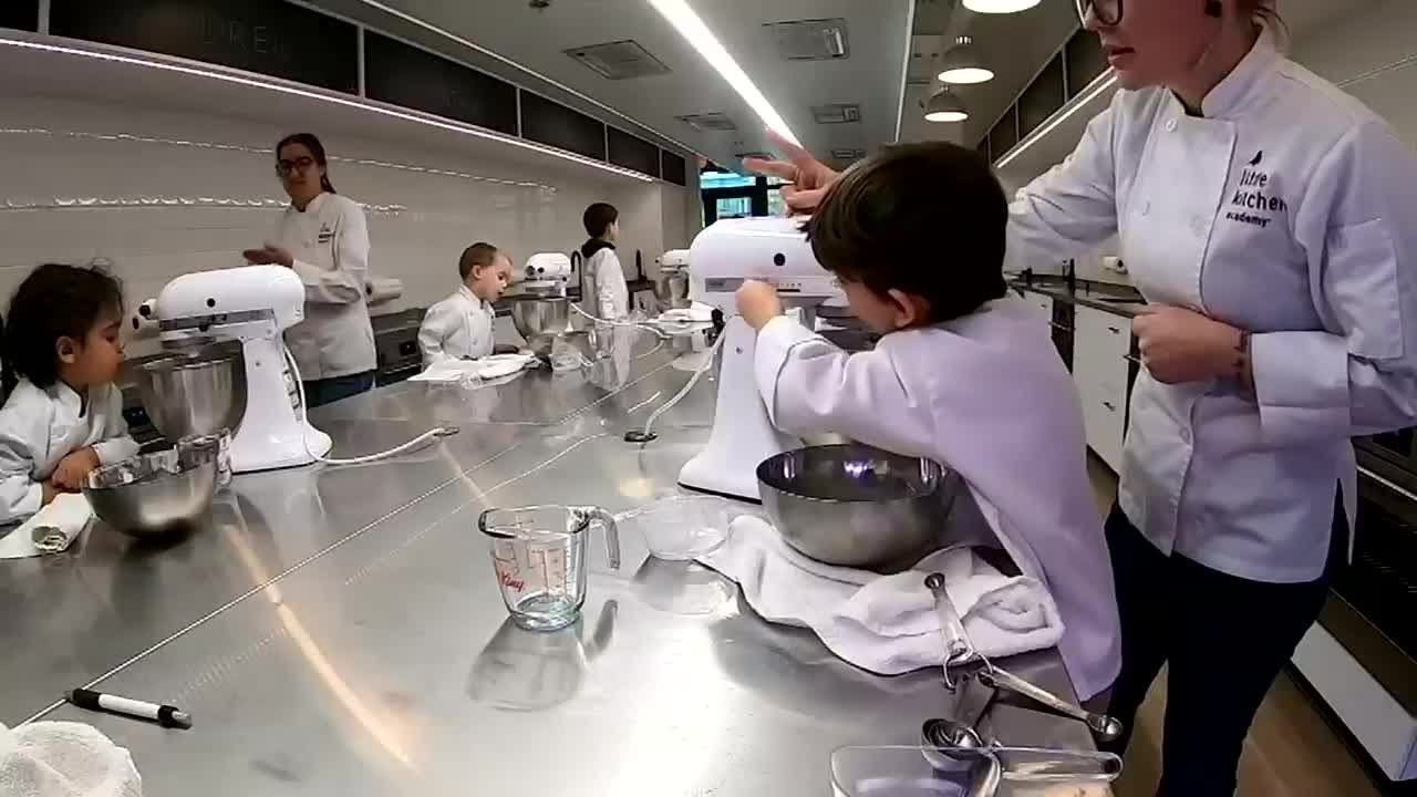At Little Kitchen Academy, kids are doing the cooking - YouTube