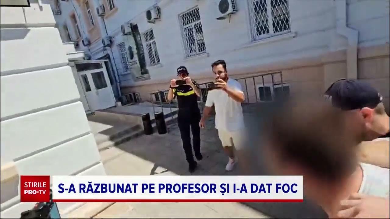 Studentul care i-a dat foc profesorului său a început să înjure după ce a fost prins - YouTube