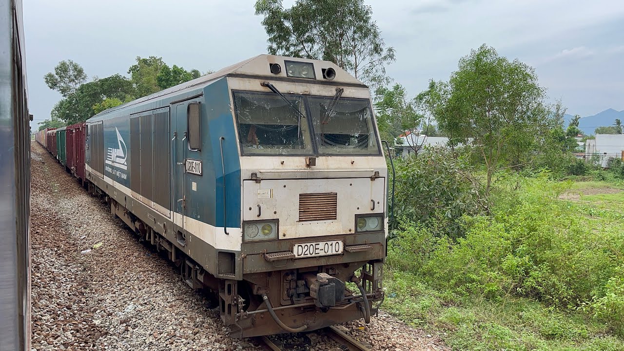 [395] SE2 vượt D20E-010: HH18 tại ga Núi Thành (11h41, 13.10.2022 ...