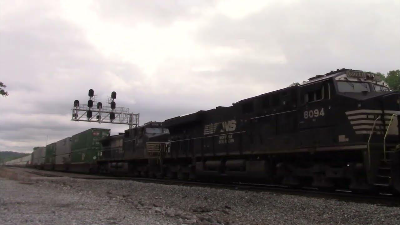 NS #4404 leads NS 28C through Burnside, KY - YouTube